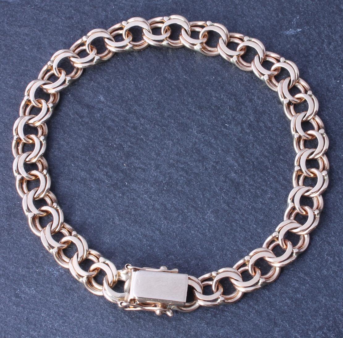 Beautiful Vintage Yellow Gold Round Link Chain Bracelet.