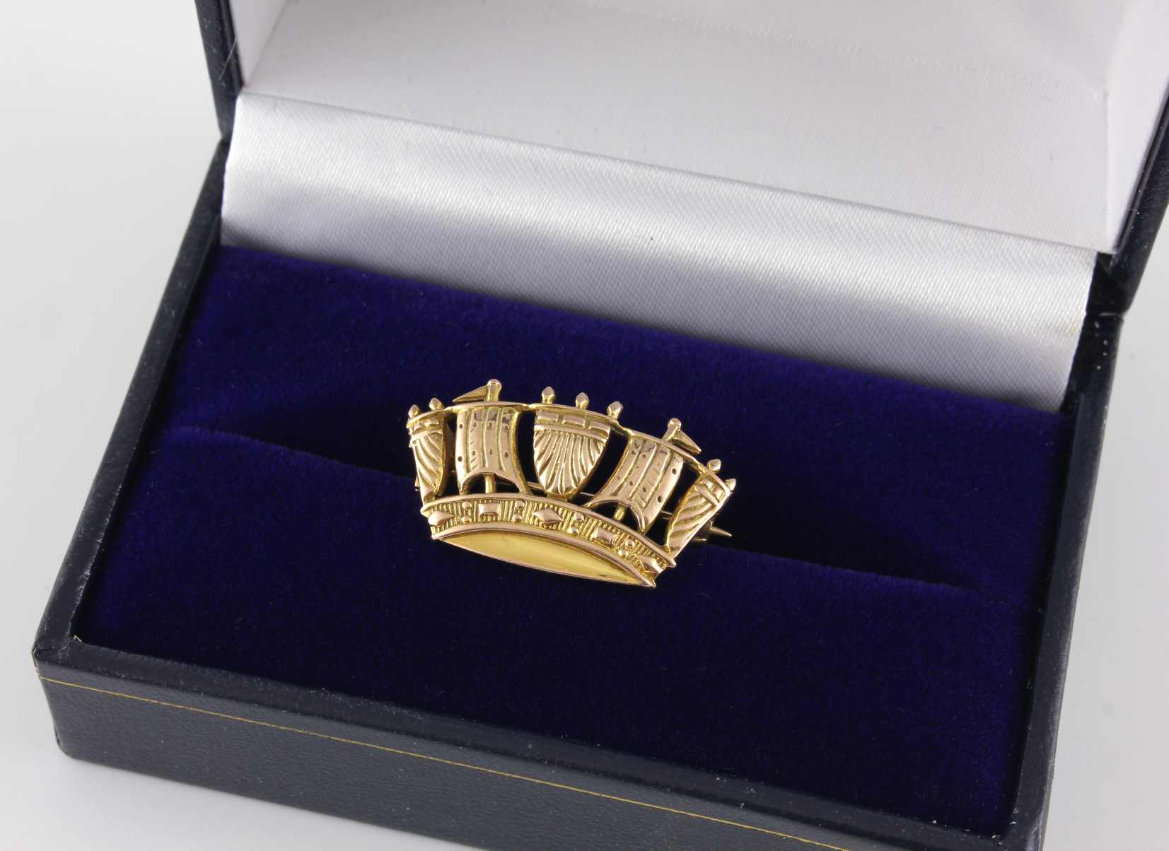 9ct Gold Royal Naval Crown Brooch / Navy Tie Pin Badge. J W Benson. Boxed.