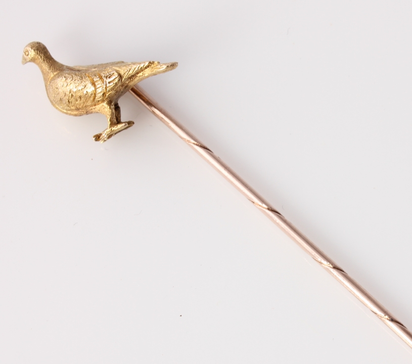 9ct Gold Pigeon Stick Tie Pin / Bird Brooch in Gift Box.