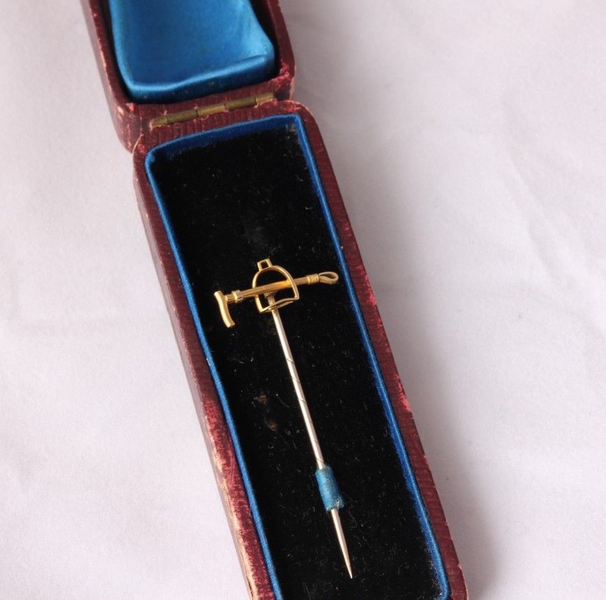 15ct Gold Equestrian Riding Crop & Stirrup Stick Pin.