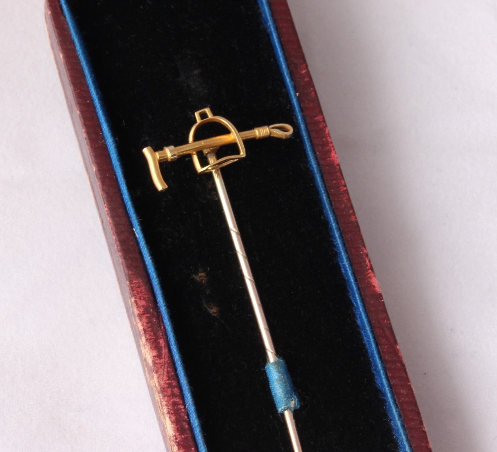 15ct Gold Equestrian Riding Crop & Stirrup Stick Pin.