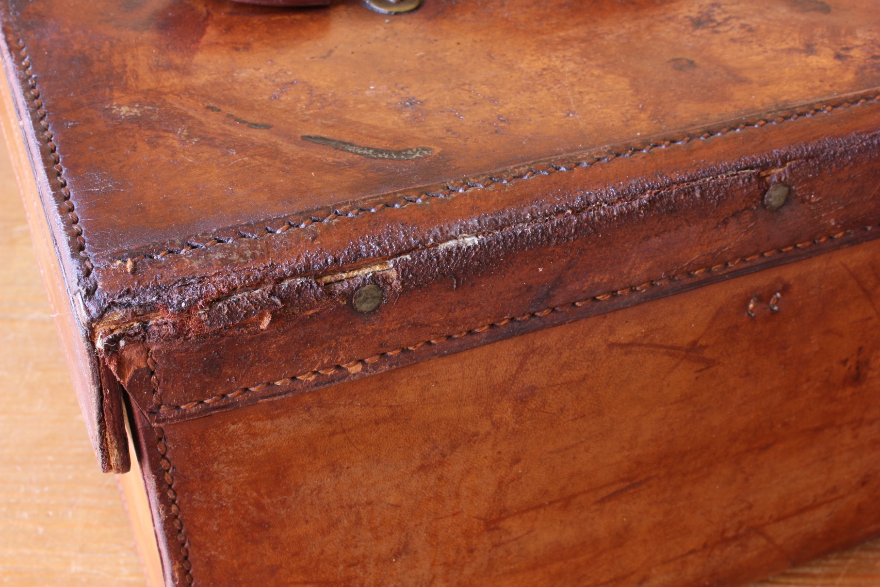 Antique Brown Leather Top Hat Case Box. Travel Trunk with Key.
