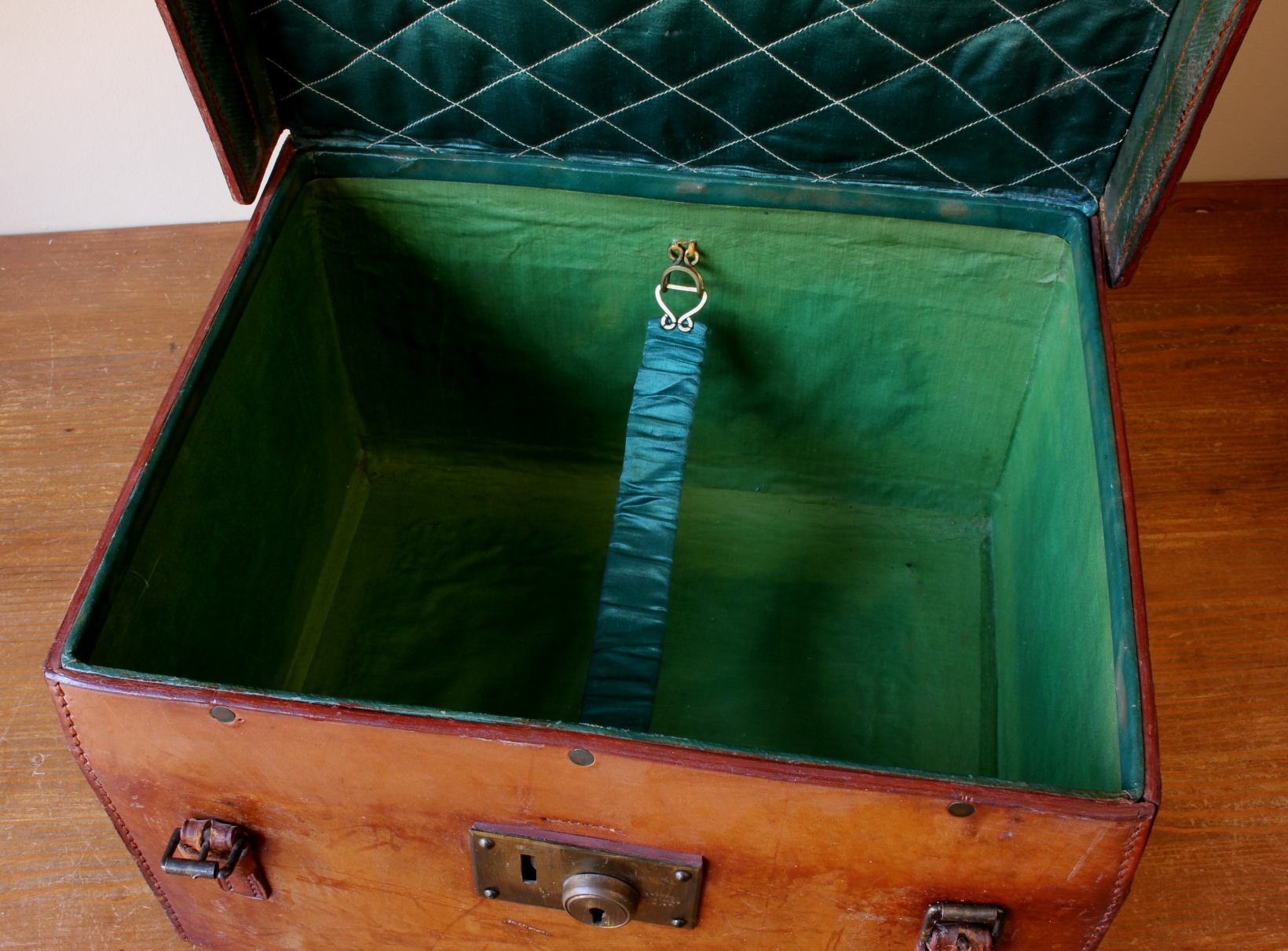 Antique Brown Leather Top Hat Case Box. Travel Trunk with Key.