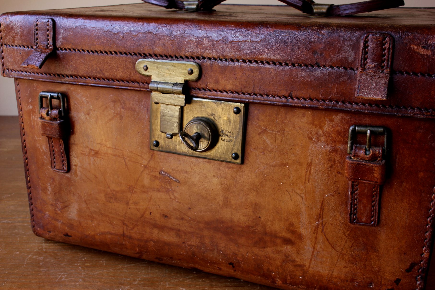 Antique Brown Leather Top Hat Case Box. Travel Trunk with Key.
