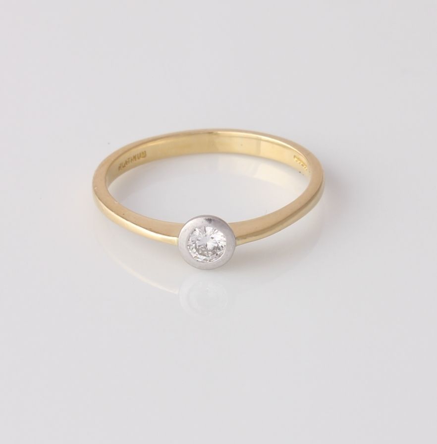 18ct Yellow Gold, Platinum & Diamond Rub-Over Solitaire Engagement Ring ...