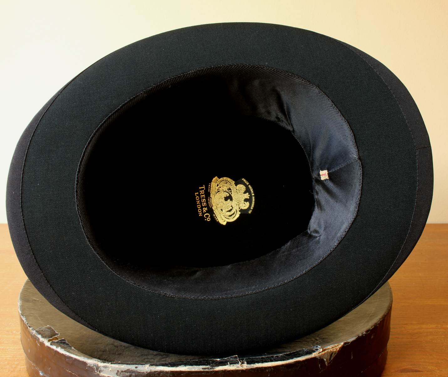 Tress & Co Black Silk Collapsible Opera Top Hat in Box. Pop Up. UK 6 7/8.